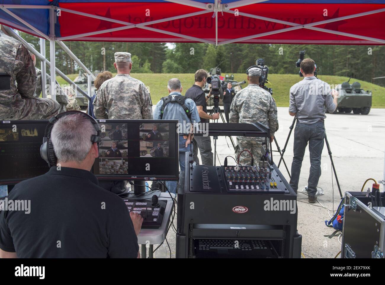 Verteidigungsminister Ash Carter wird während einer Europareise am 26 ...
