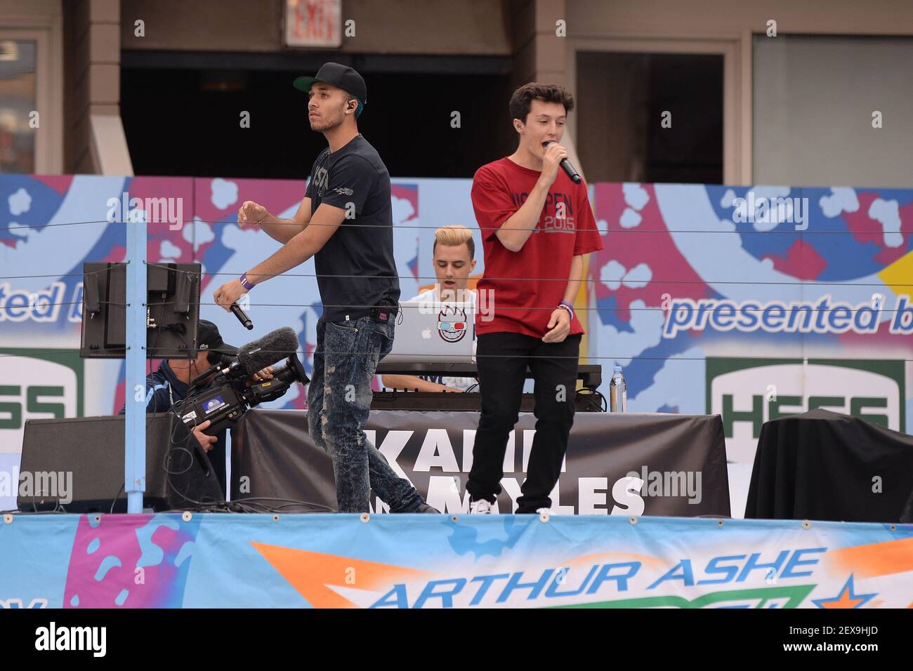 (L-R) Kalin White und Myles Parrish treten am 2015. August 2015 während ...