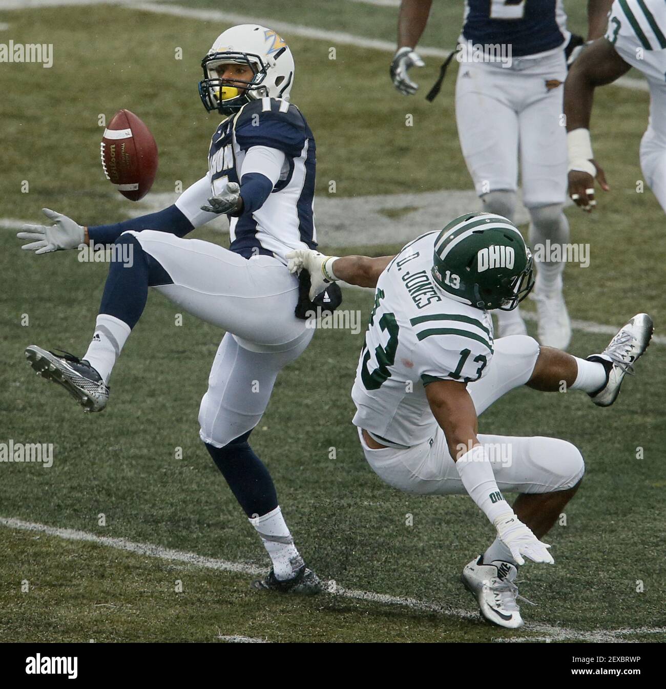 Akrons Anthony Young, links, hat den Ball aus seinen Händen von Ohio ...