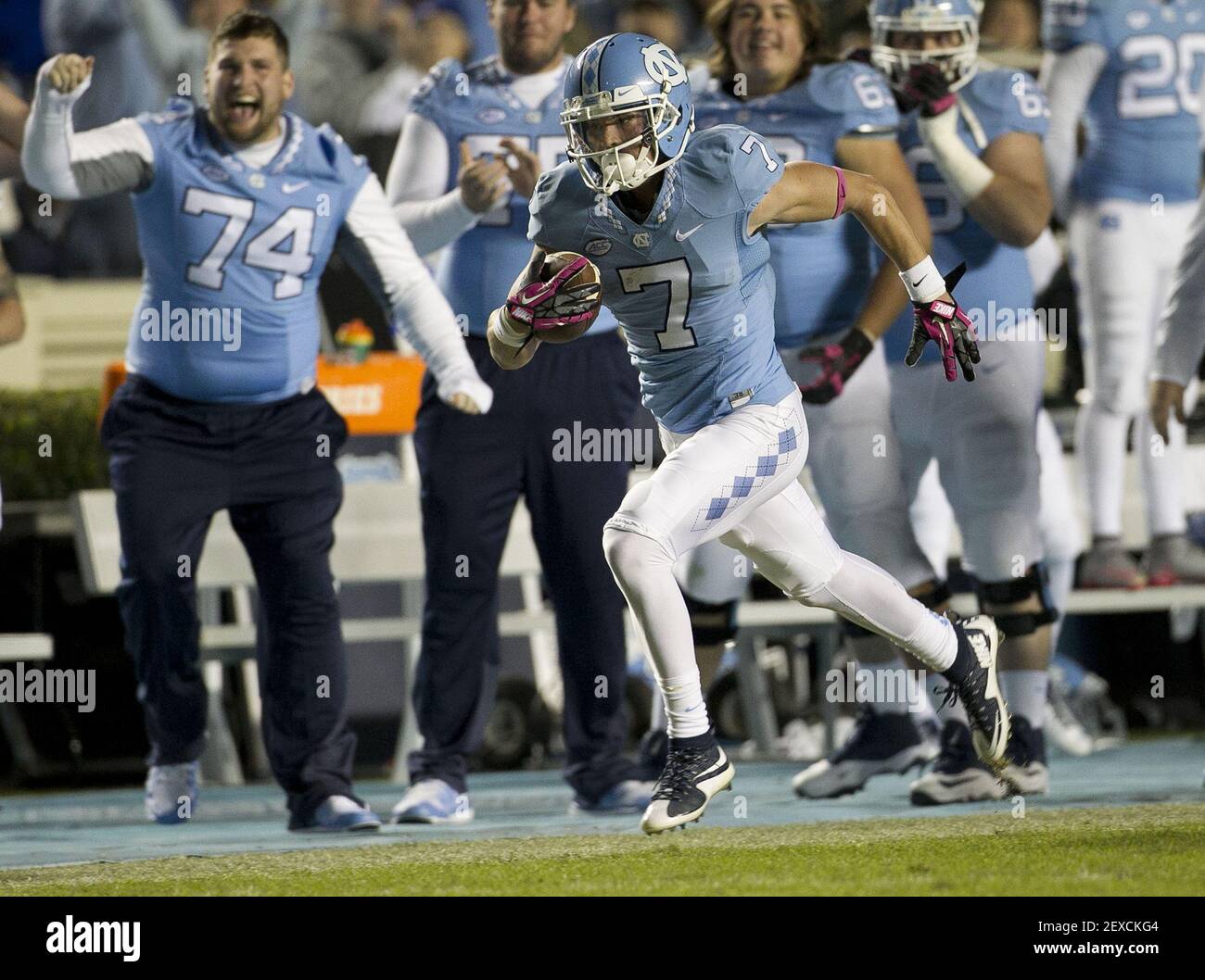 North Carolina's Austin Proehl (7) Rennen entlang der Tar Heels' Bank ...