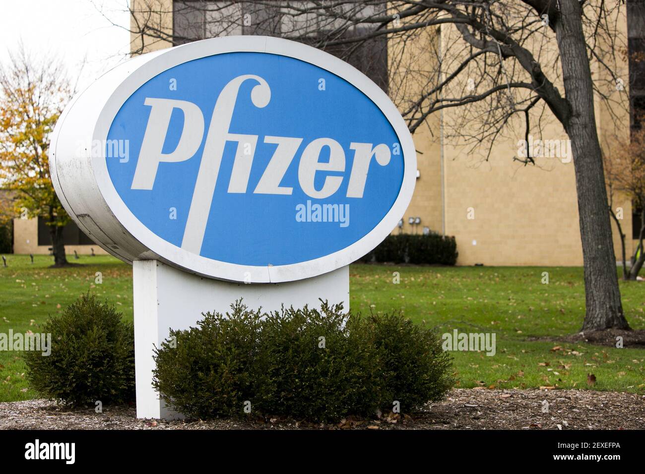 Ein Logo-Schild außerhalb einer von Pfizer, Inc., in Parsippany, New ...