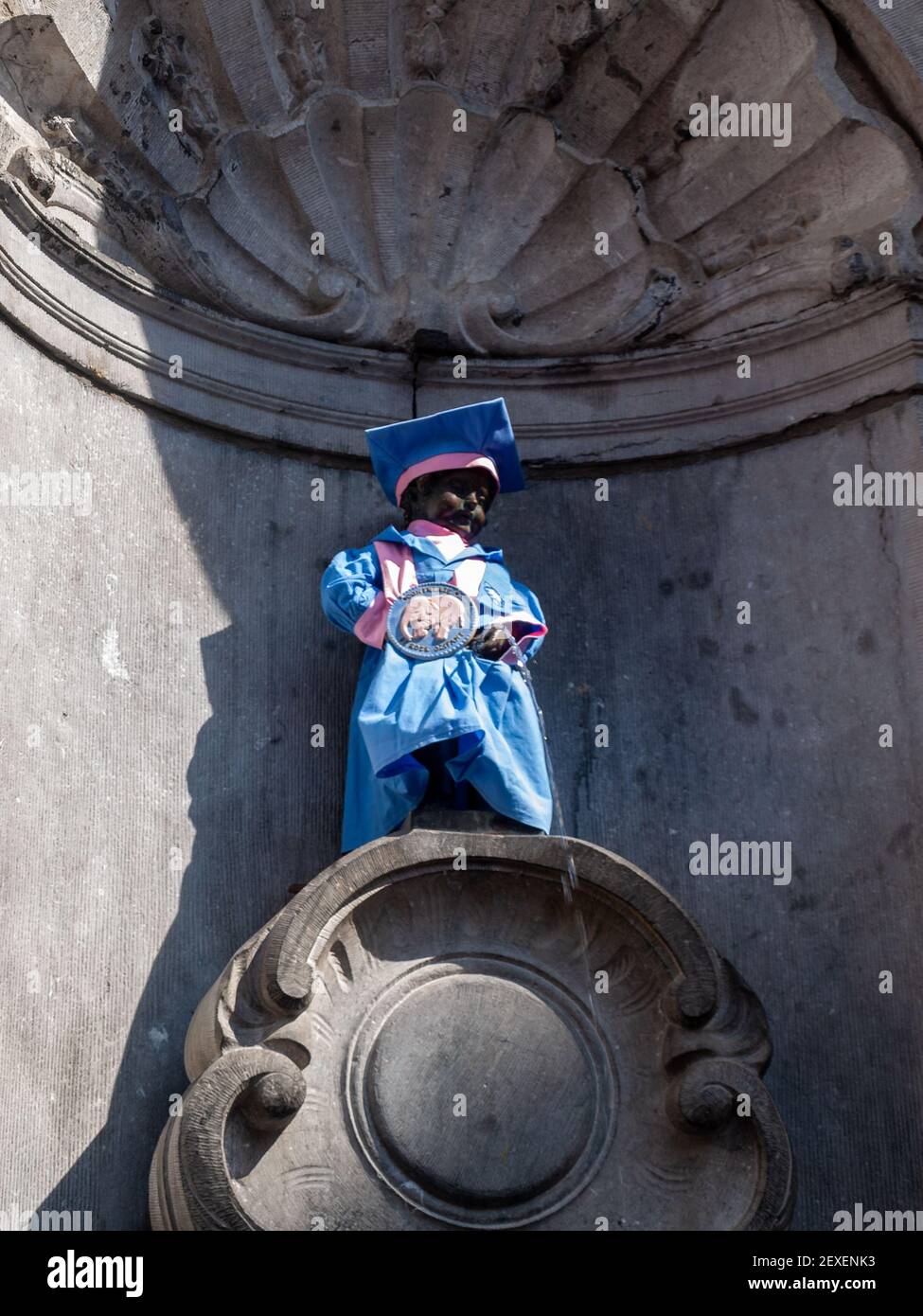 Manneken Pis-Statue in hell blau und rosa Delirium Tremens Gewand ...