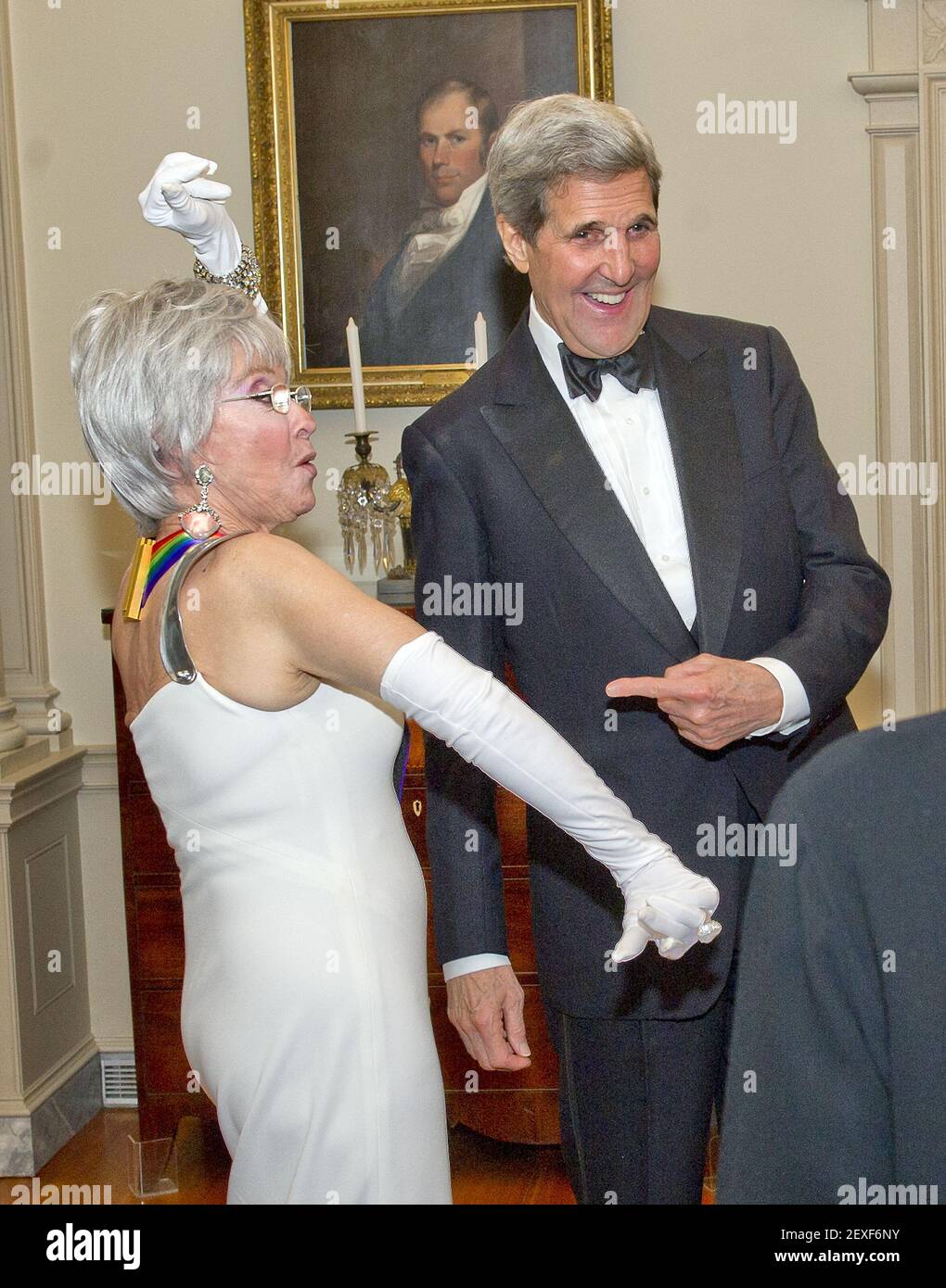 Der US-Außenminister John F. Kerry und die Sängerin Rita Moreno, eine ...