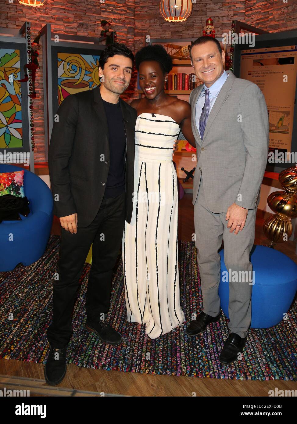 MIAMI, FL-DECEMBER 10: Die Schauspieler Oscar Isaac und Lupita Nyong'o ...
