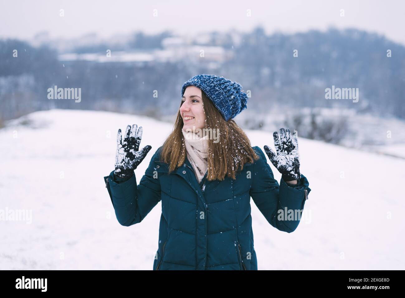 Junge hübsche frau im schnee -Fotos und -Bildmaterial in hoher ...