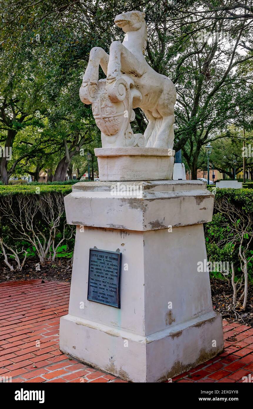 Die kleine Colt Statue steht auf dem Spanish Plaza in Mobile, Alabama ...