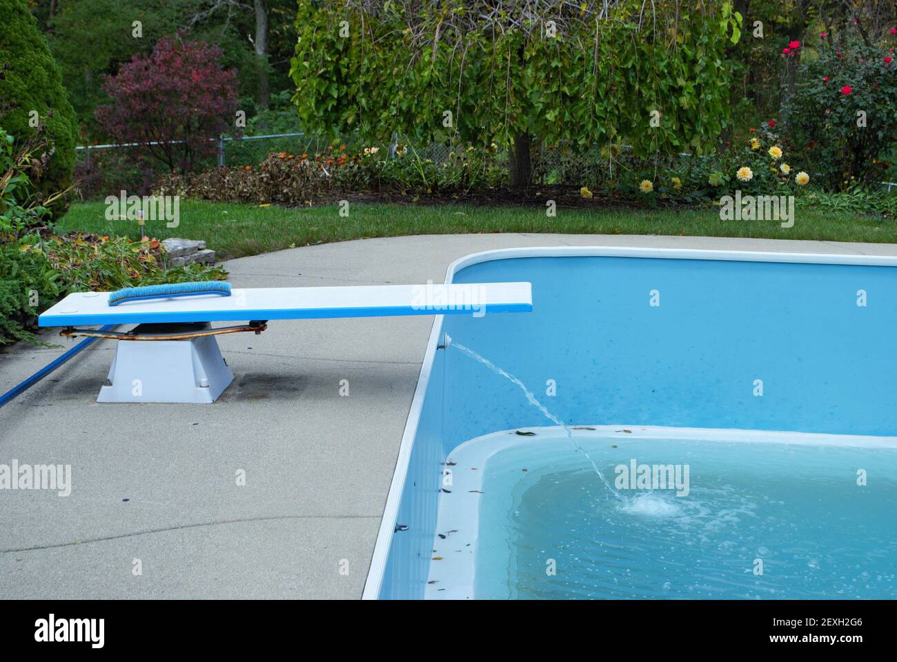 Hinterhof Swimmingpool mit Sprungbrett geleert aus Herunterfahren Für ...