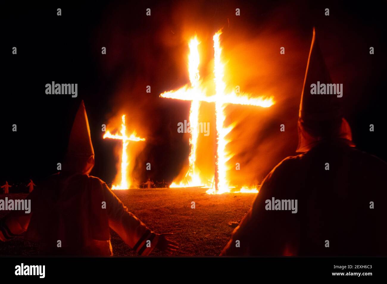 Ku klux klan cross burning -Fotos und -Bildmaterial in hoher Auflösung ...