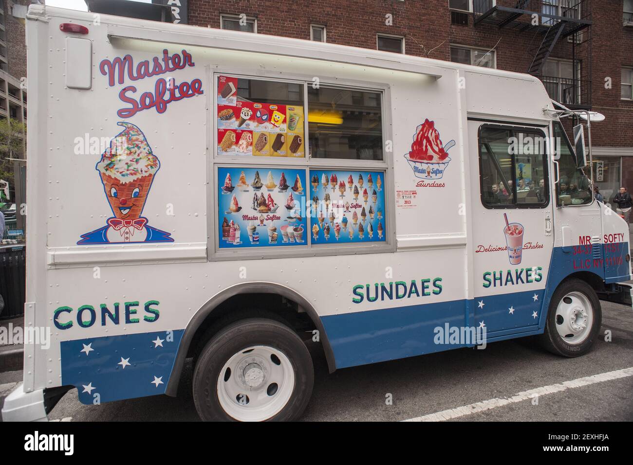 Ein Master Softee Softeis Truck ein faux Mr. Softee parkte in Chelsea in New York gesehen am Freitag 25. April 2014. Foto von Richard B. Levine Stockfotografie Alamy