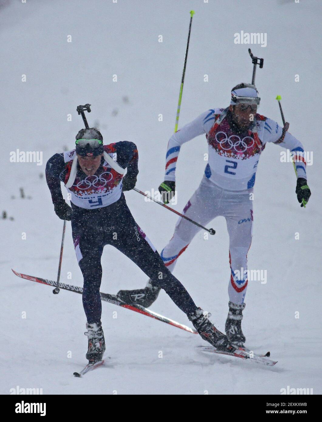 Emil Hegle Svendsen (links) aus Norwegen hält Martin Fourcade aus ...