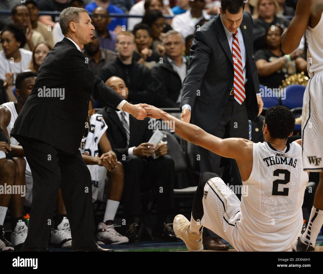 Wake Forest Cheftrainer Jeff Bzdelik hilft Demon Deacon nach vorne ...