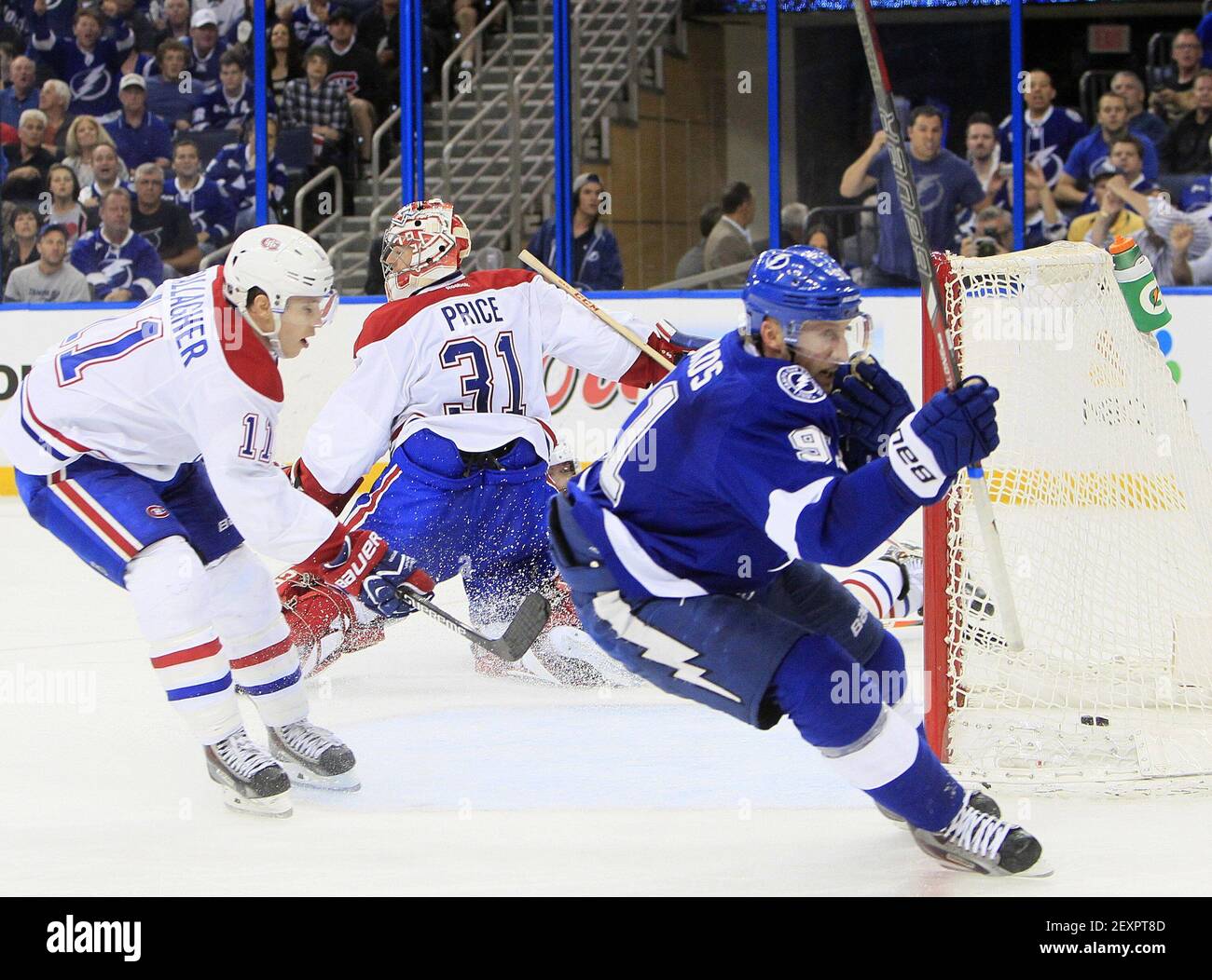 Die Tampa Bay Lightning Steven Stamkos (91) schlägt Montreal Canadiens ...