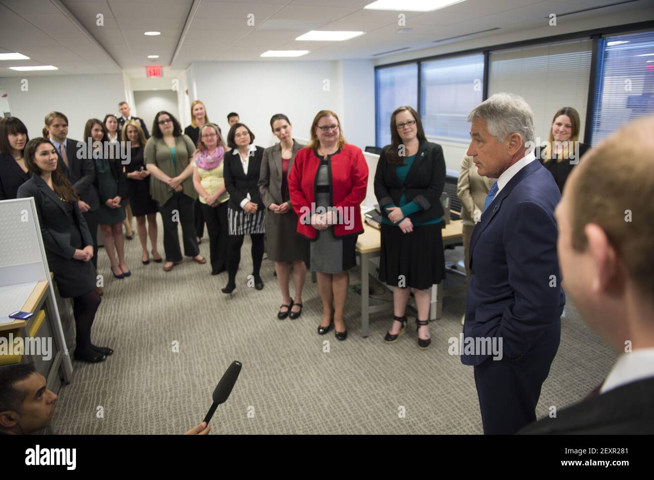 Verteidigungsminister Chuck Hagel spricht am 21. April 2014 mit ...