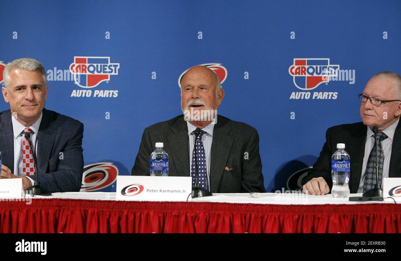 Carolina Hurricanes ankommender General Manager Ron Francis, links ...