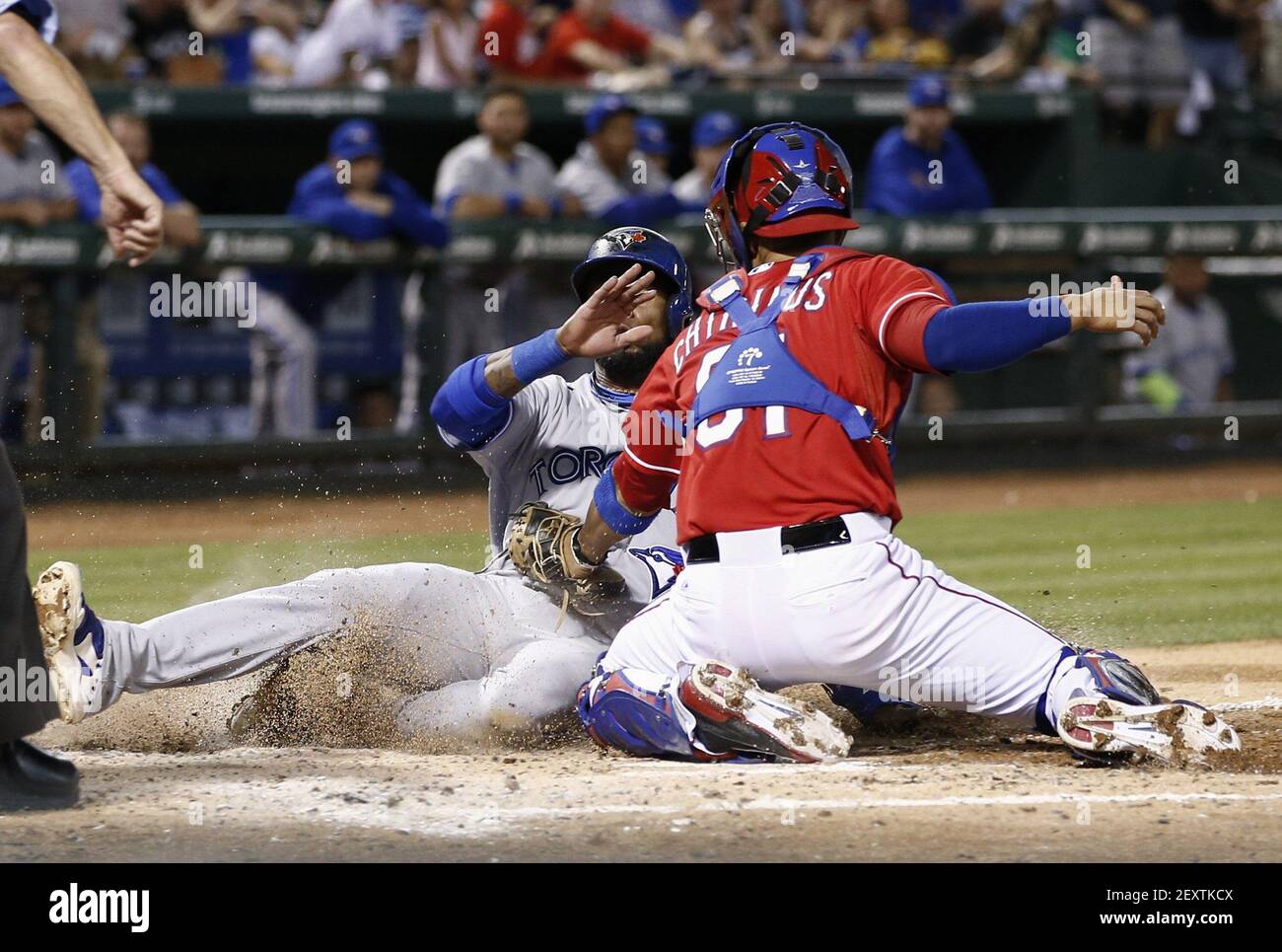Die Toronto Blue Jays' Jose Reyes wird zu Hause von Texas Rangers ...