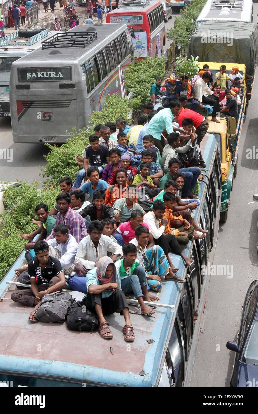 Dhaka, Bangladesh - 26. Juli 2014 Menschen bleiben auf dem Dach eines ...