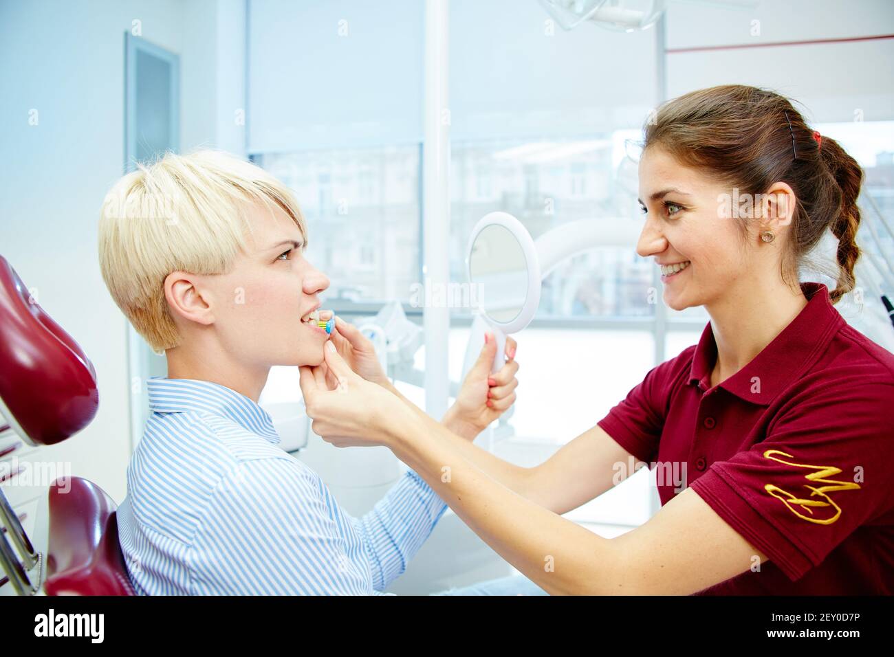 Weibliche patientin zahnartz -Fotos und -Bildmaterial in hoher Auflösung – Alamy