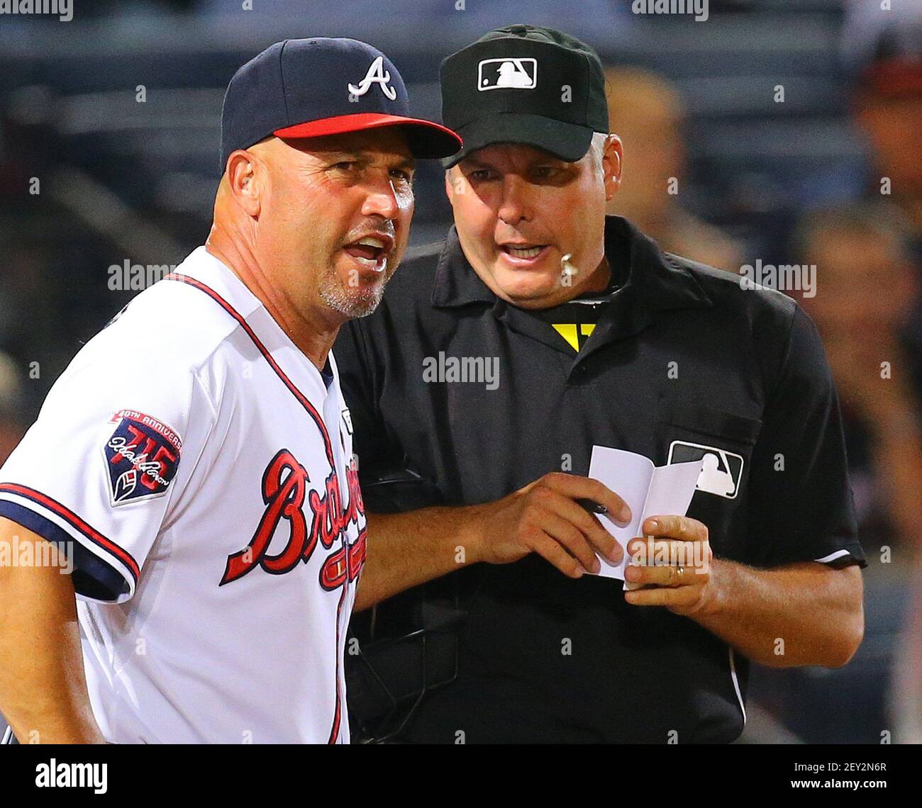 Atlanta Braves Manager Fredi Gonzalez argumentiert mit homeplate ...