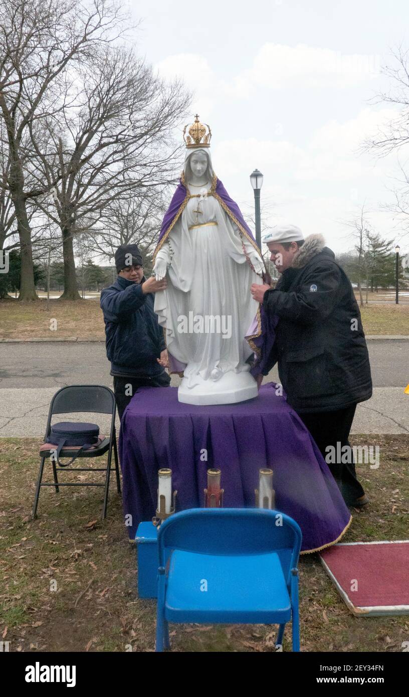 2 Gläubige Katholiken errichten eine Statue der Jungfrau Maria an der ...