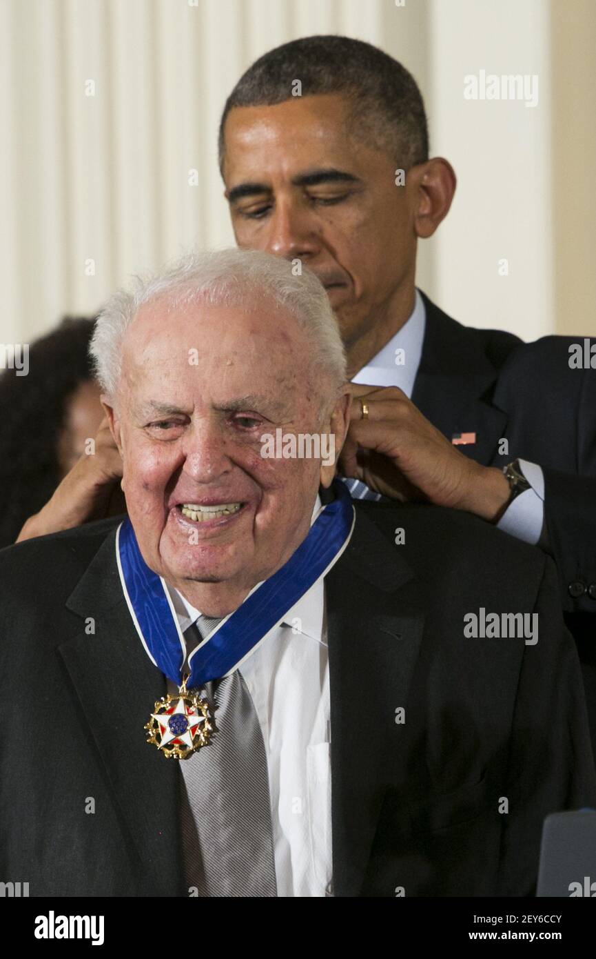 Präsident Barack Obama verleiht Abner Mikva am 24. November 2014 im ...