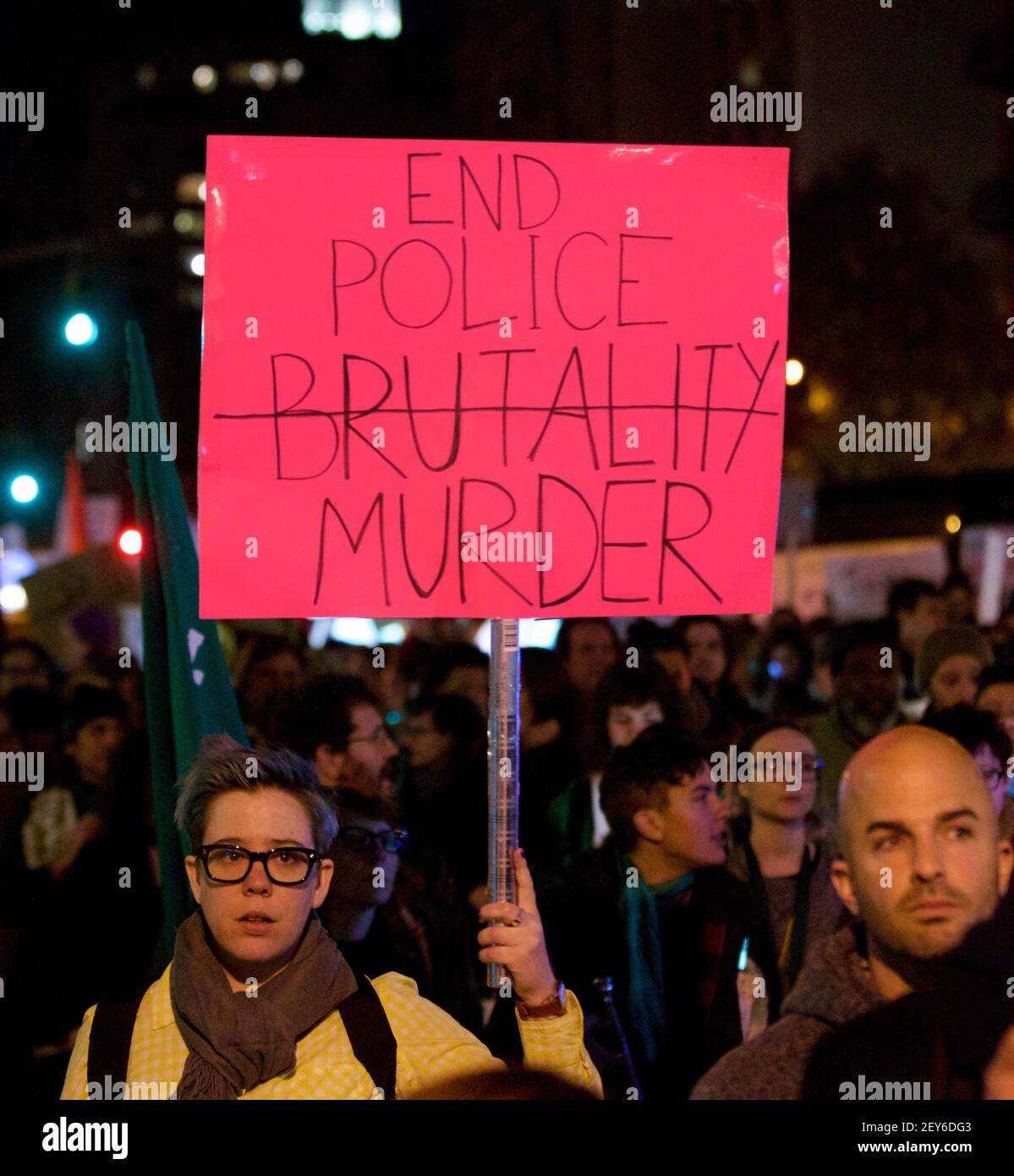 Menschen protestieren in New York City über die Ferguson Grand Jury ...