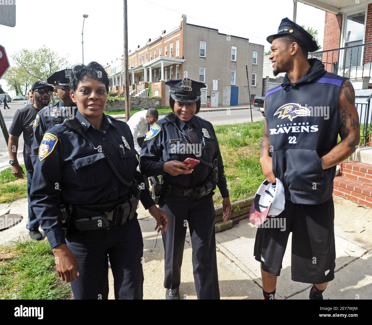 The Baltimore Ravens' Jimmy Smith, rechts, leiht sich einen Polizeihut ...