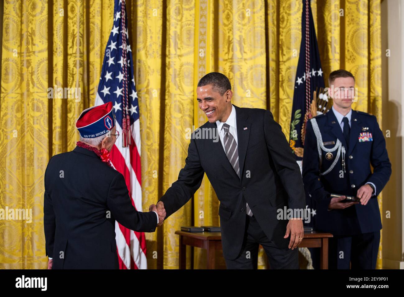 15. Februar 2013 - Washington, DC - Präsident Barack Obama schüttelt ...