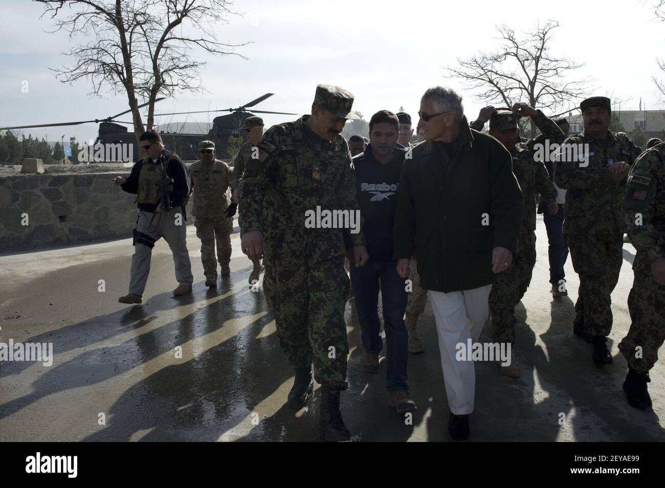 Verteidigungsminister Chuck Hagel geht mit General Aminullah Patyani ...