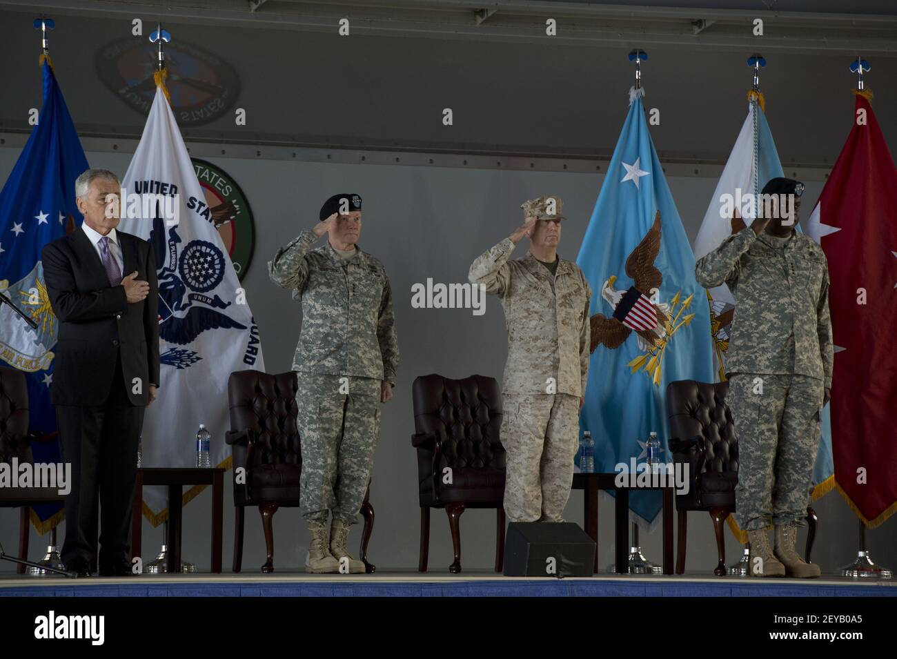 Verteidigungsminister Chuck Hagel steht mit General Martin Dempsey, dem ...