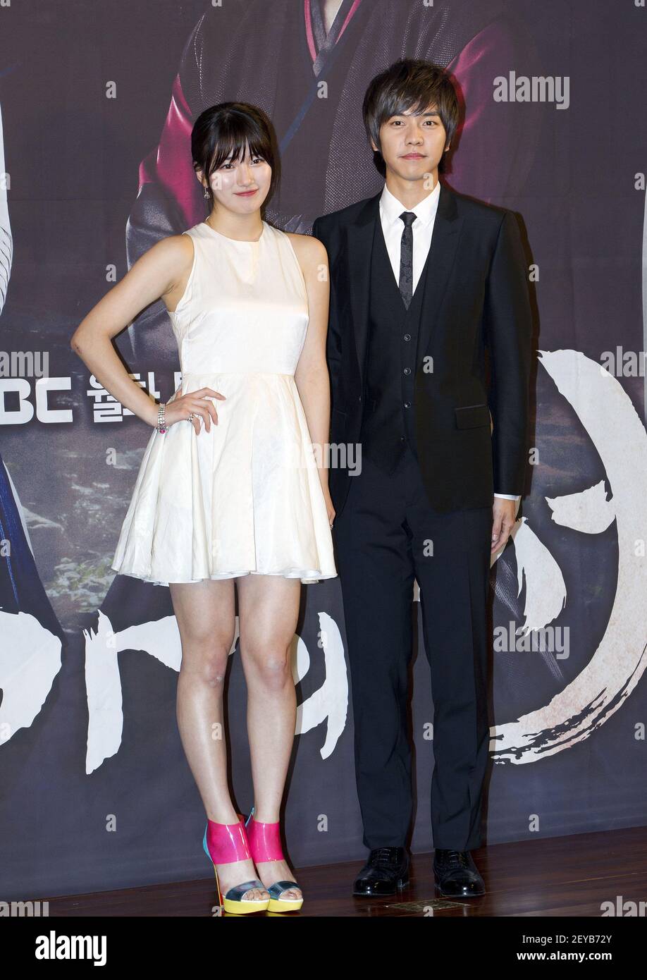 2. April 2013 - Seoul, Südkorea - (L-R) Südkoreanische Schauspielerin Suzy, Mitglieder der ...