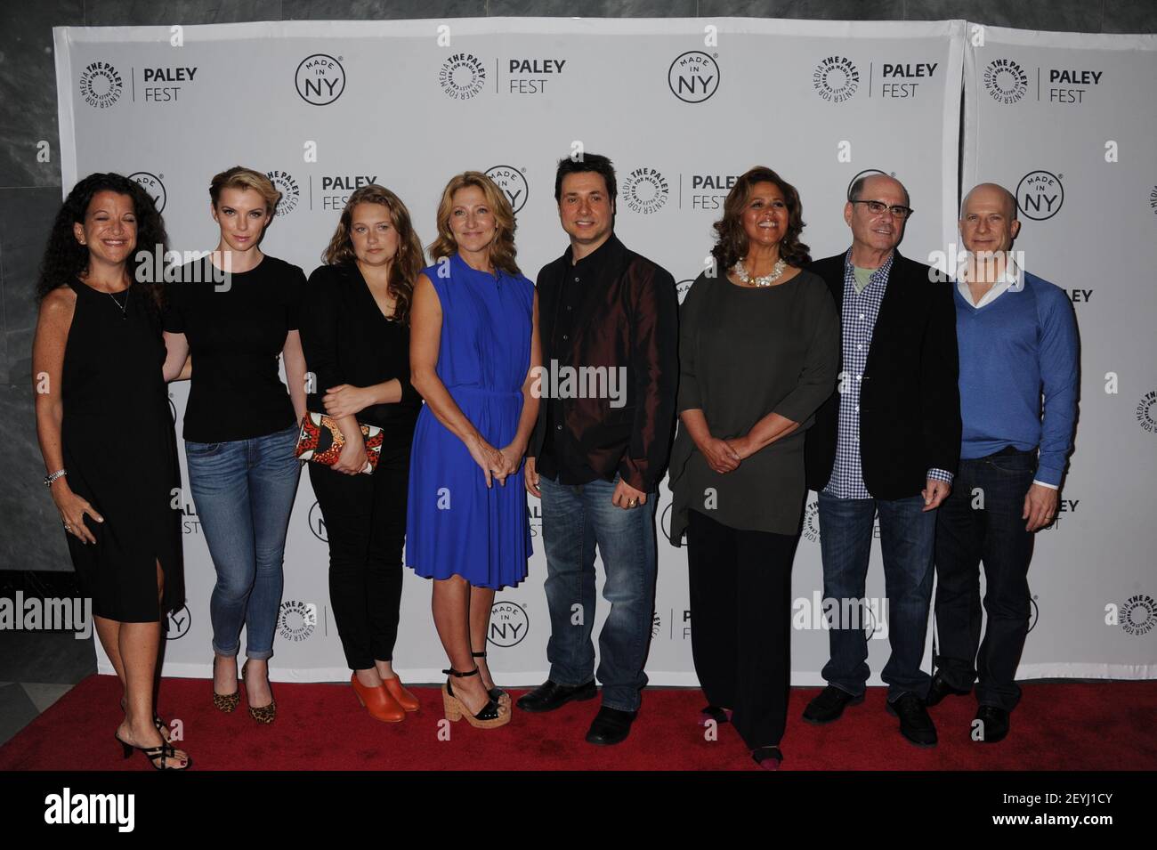 L-R: Chefredakteurin des TV Guide Magazine Debra Birnbaum, Betty Gilpin ...