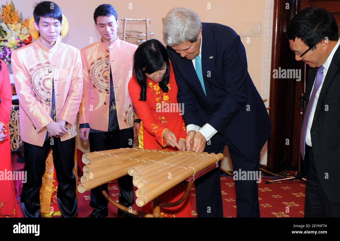 Ein Musiker erklärt dem US-Außenminister John Kerry, wie man einen ...