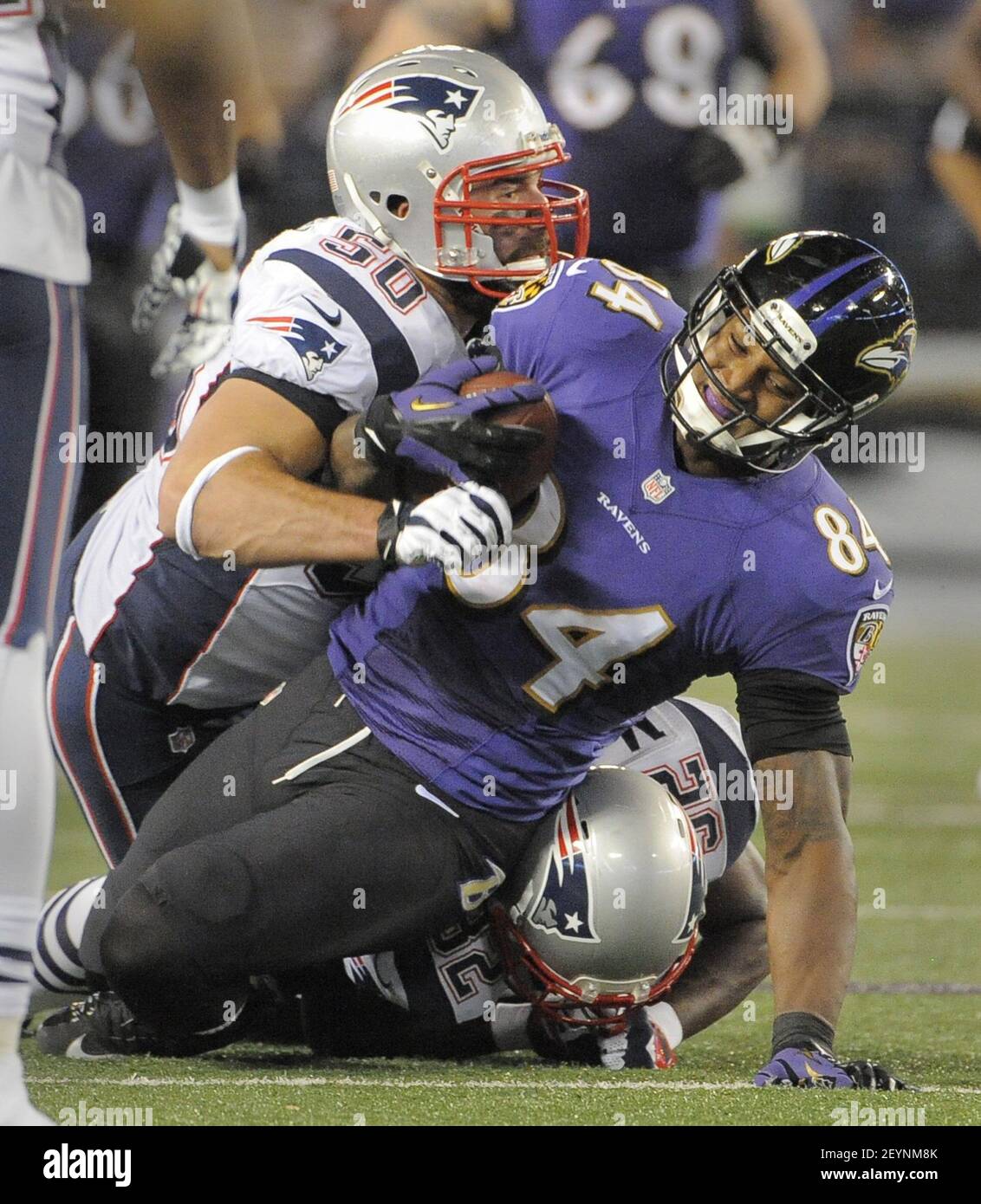 Baltimore Ravens Tight End Ed Dickson bekommt einen ersten Down, als er ...