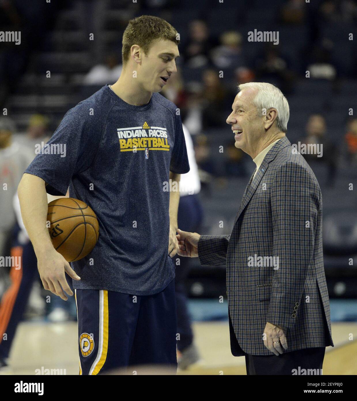 Indiana Pacers' Tyler Hansbrough (50) spricht mit seinem ehemaligen ...