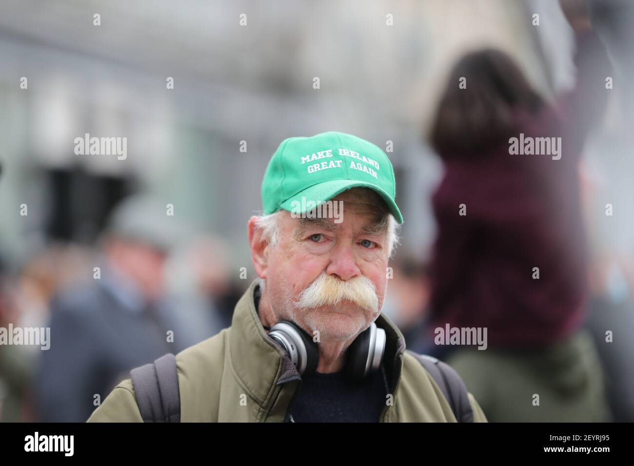 Die Menschen beteiligen sich an einer Demonstration gegen die von der ...