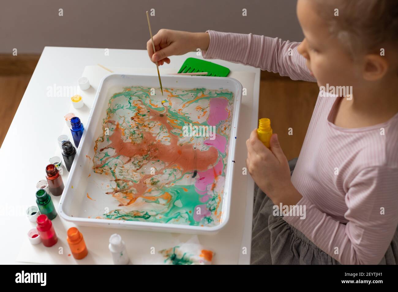 Malen mit farbe kinderhände -Fotos und -Bildmaterial in hoher Auflösung ...