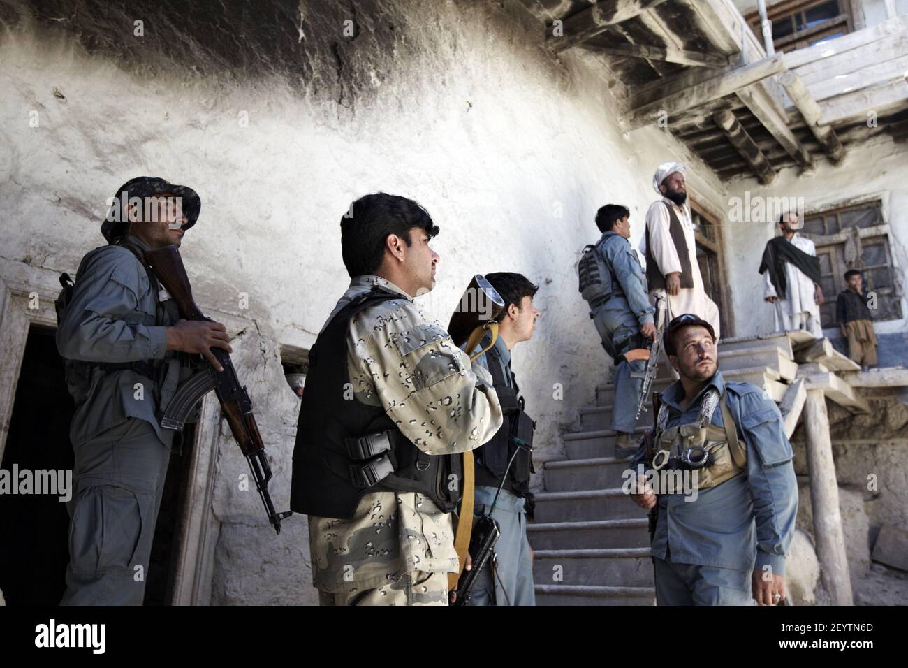 24. Mai 2012 - Paktia, Afghanistan - unter ISAF-Führung durchsuchen die ...