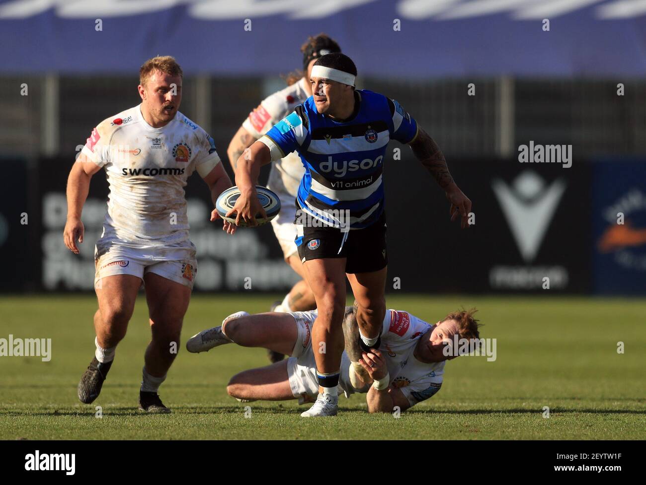 Bades Josh Matavesi wird von Stuart Hogg von Exeter Chiefs während des ...