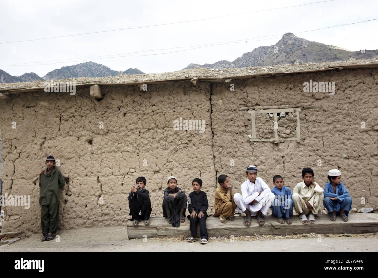 20. Juni 2012 - Provinz Kunar, Afghanistan - afghanische Kinder sitzen ...