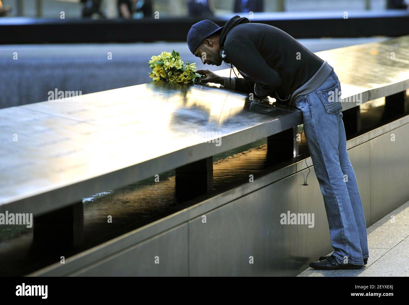 11. September 2012 - New York, NY - Dennis Swindell küsst den Namen ...