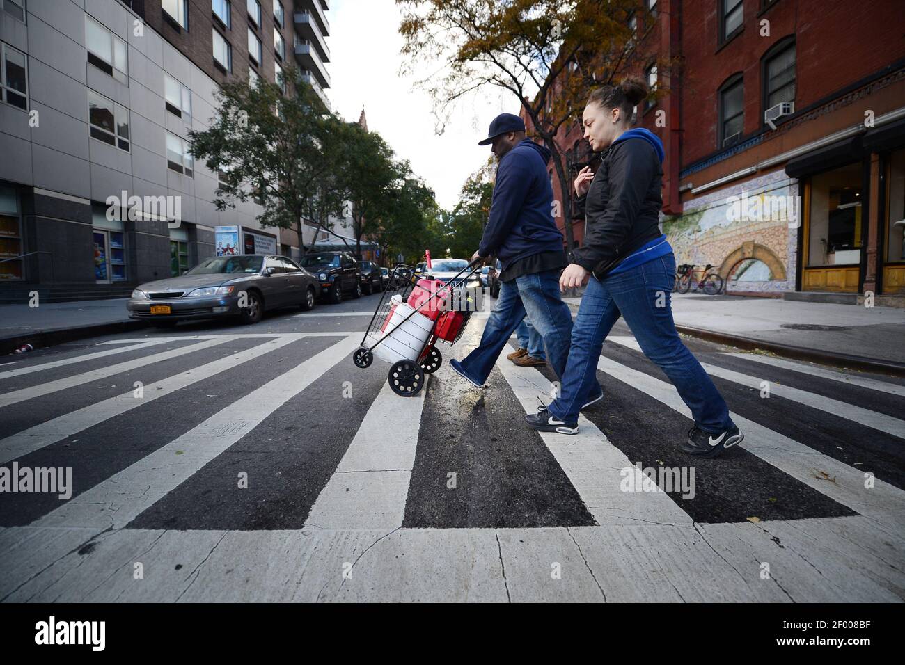 03. NOVEMBER 2012 - New York - EIN Paar überquerte die Straße mit einem ...
