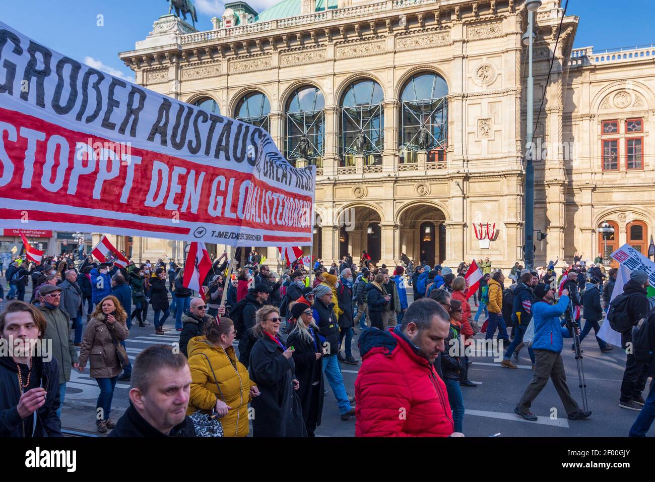 Wien, Wien: Corona-Protestdemonstration vor der Oper Staatsoper, Gegner ... Wien, Wien: Corona-Protestdemonstration vor der Oper Staatsoper, Gegner ...