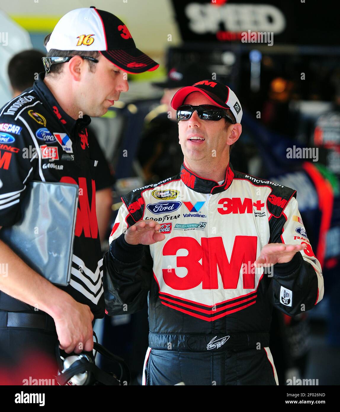 NASCAR Sprint Cup Series Fahrer Greg Biffle, rechts, spricht mit einem ...