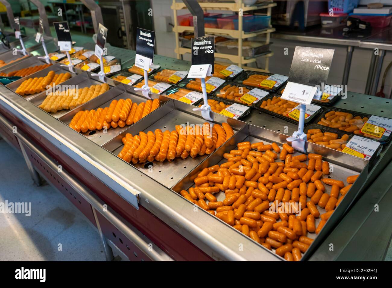 Wursttheke supermarkt -Fotos und -Bildmaterial in hoher Auflösung – Alamy