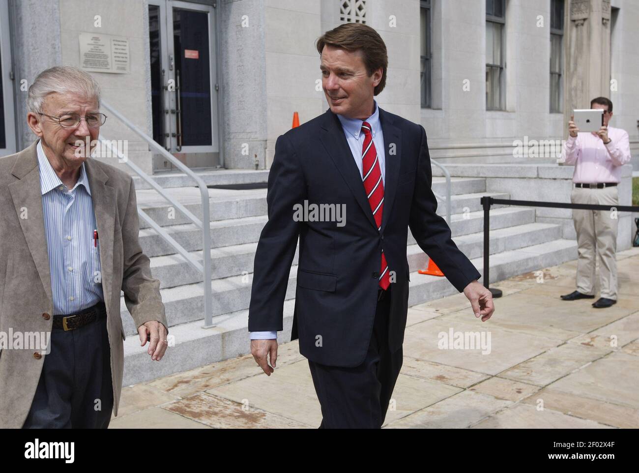 Der ehemalige Senator John Edwards, rechts, und sein Vater Wallace ...