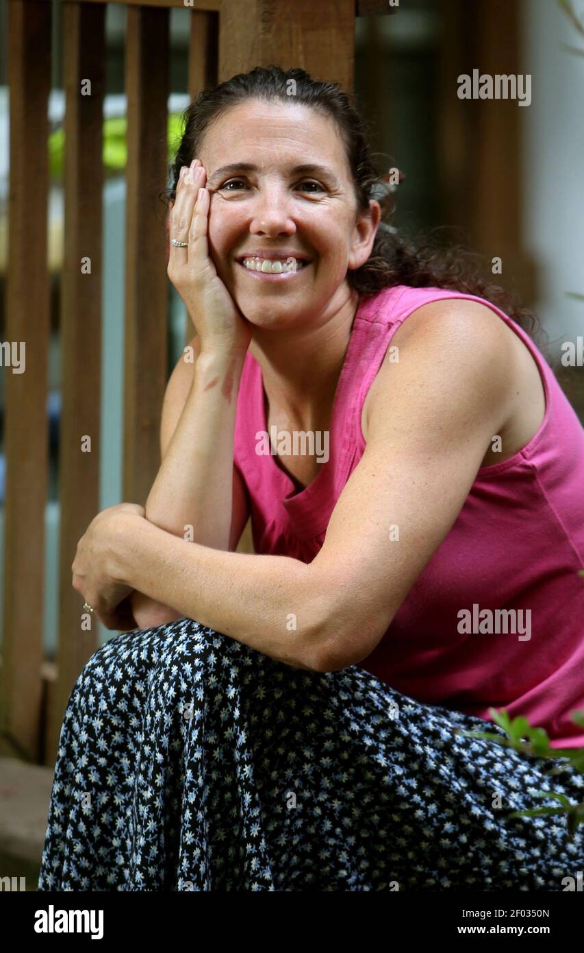Brenda Walker sitzt auf ihrer hinteren Veranda in Alpharetta, Georgia ...