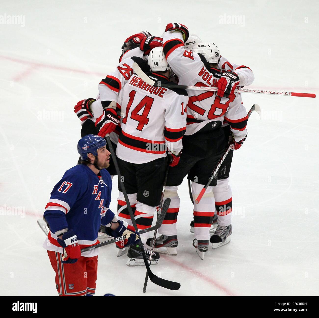 Brandon Dubinsky (17) der New York Rangers sieht auf, wie die New ...