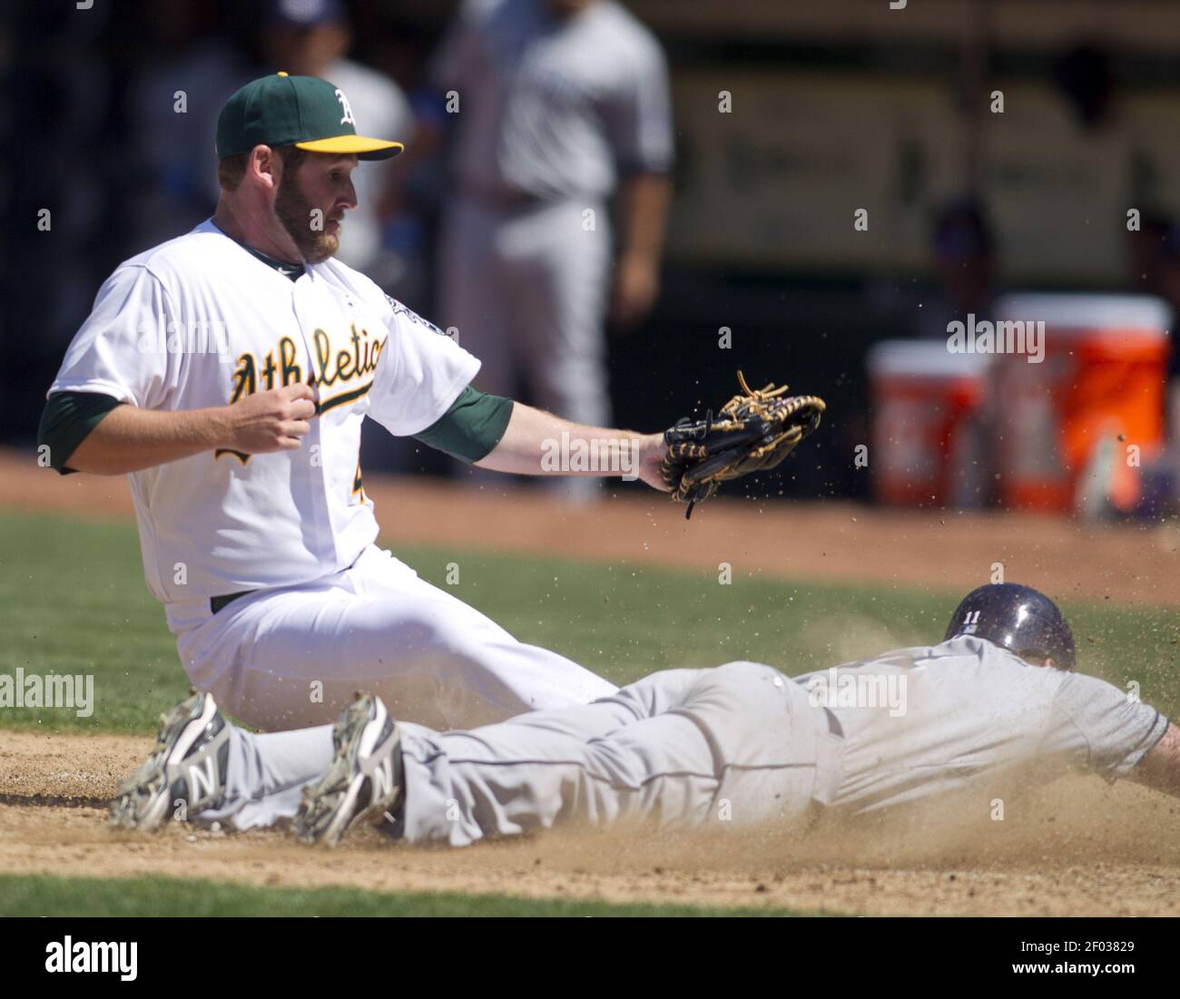 Logan Forsythe (11) von San Diego Padres rutscht sicher nach Hause mit ...