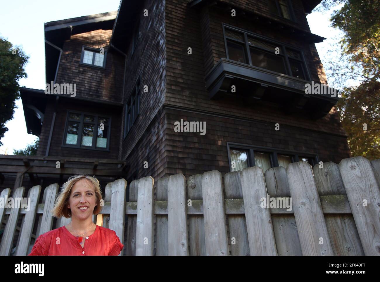 Karen McNeill aus Oakland wird am Dienstag, den 9. Oktober 2012, vor ...