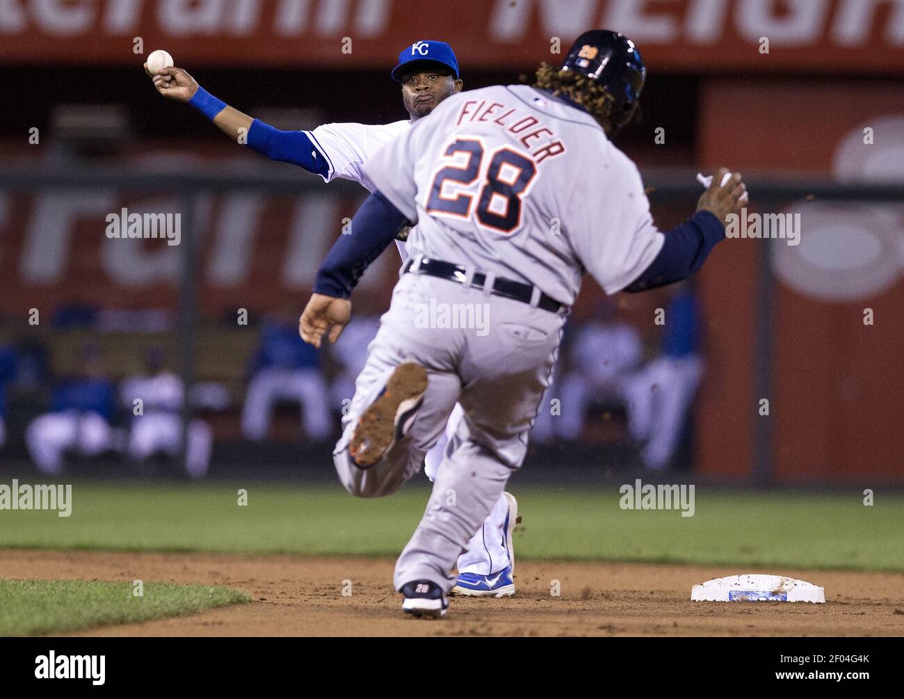 Kansas City Royals zweiter Baseman Irving Falu (19) zwingt Detroit ...
